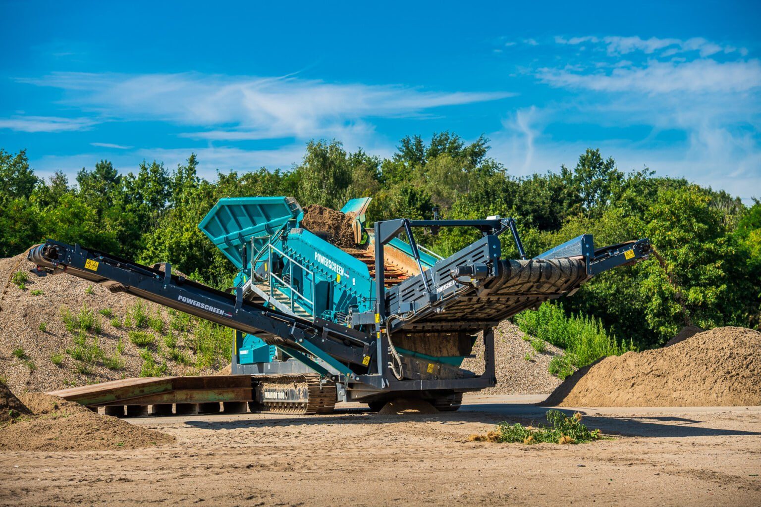 Zeef huren, trommelzeef huren, transportband huren, shredder huren ...